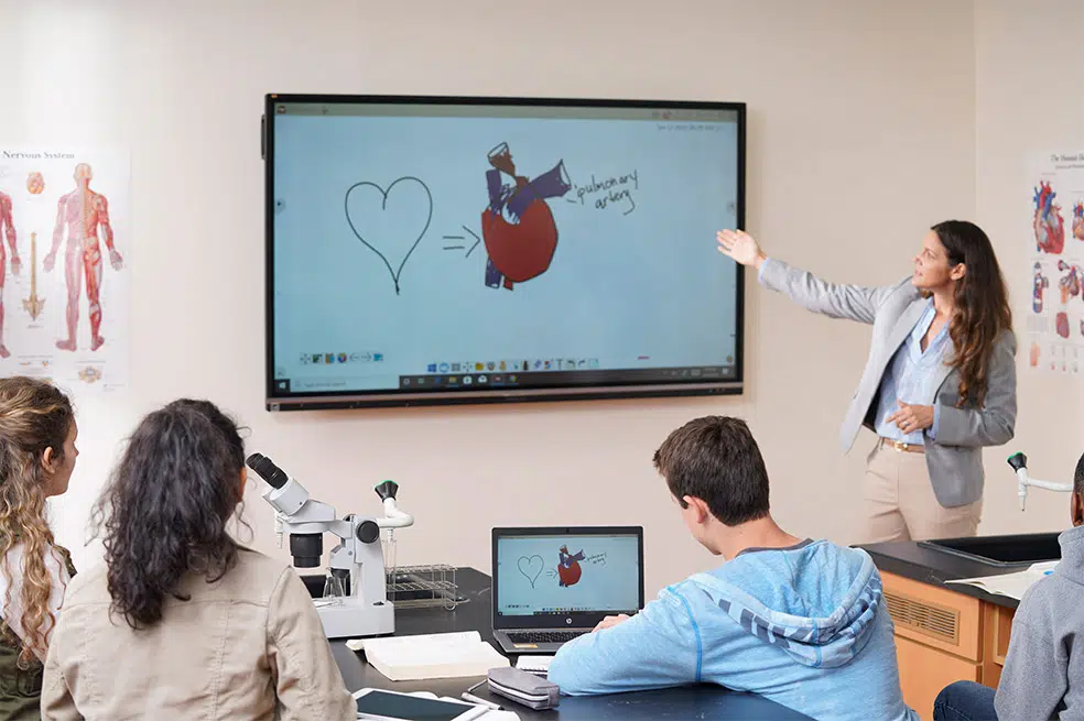 How Classroom Digital Displays Benefits Teaching | Parmetech